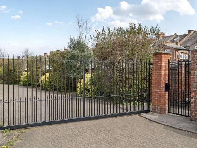 2 bed flat for sale