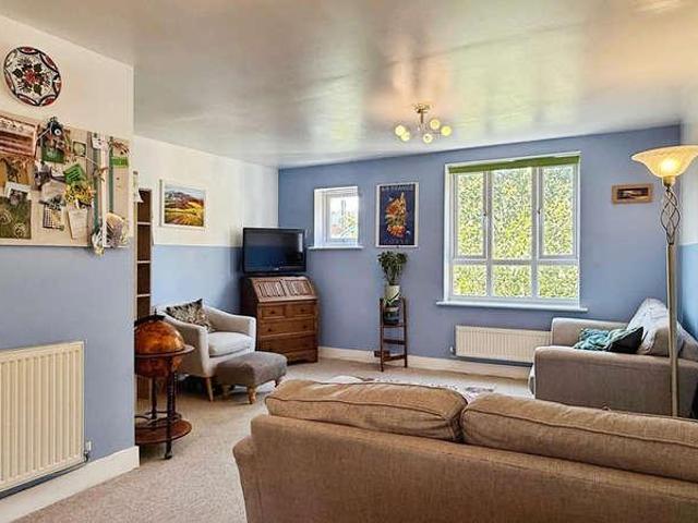 2 bed flat for sale