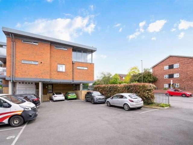 2 bed flat for sale