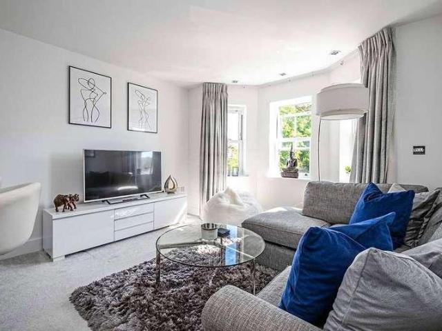 2 bed flat for sale