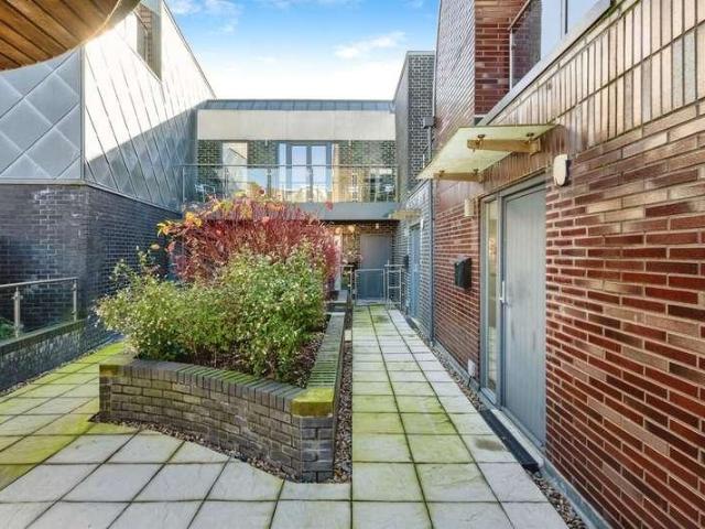 2 bed flat for sale