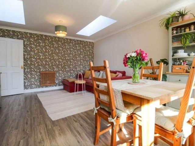 2 bed flat for sale