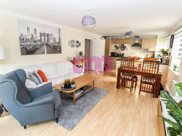 2 bed flat for sale