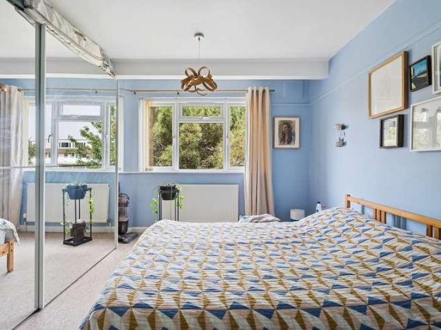 2 bed flat for sale