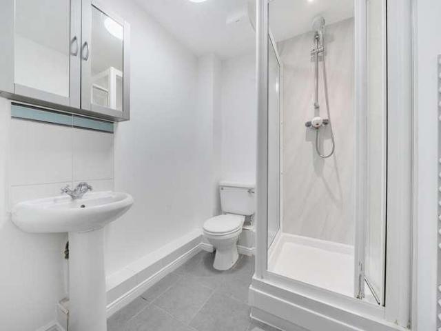 2 bed flat for sale