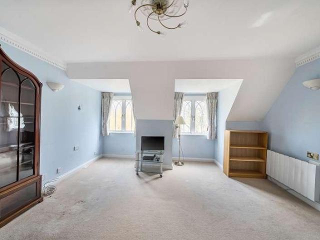 2 bed flat for sale