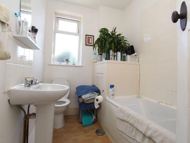 2 bed flat for sale