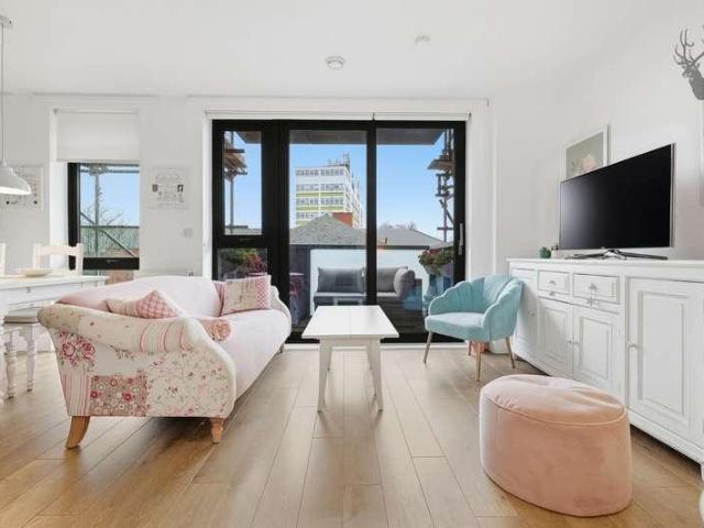 2 bed flat for sale