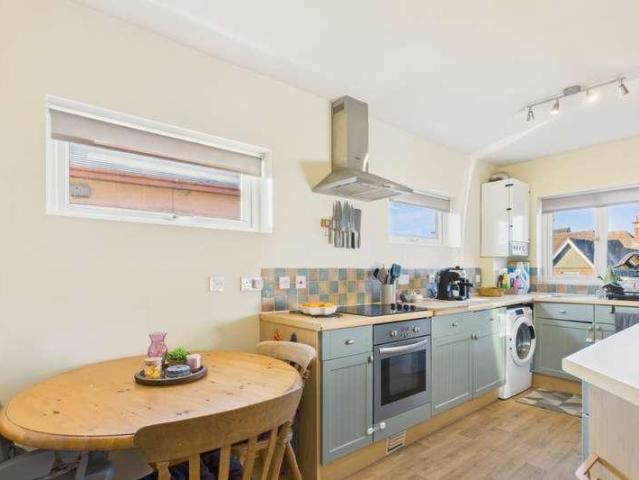 2 bed flat for sale