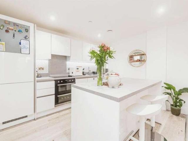 2 bed flat for sale