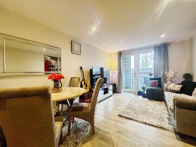 2 bed flat for sale
