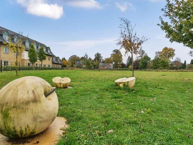 2 bed flat for sale