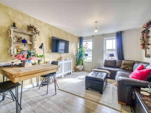 2 bed flat for sale