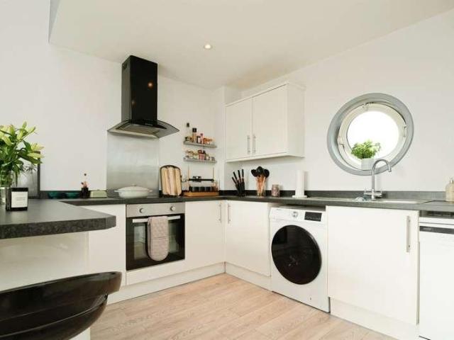 2 bed flat for sale