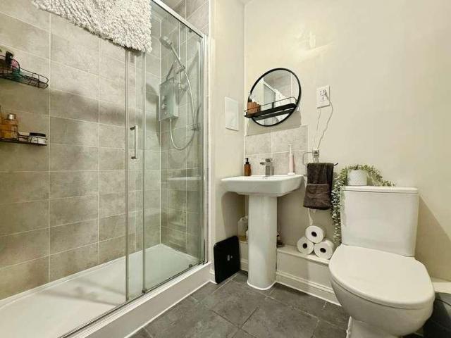 2 bed flat for sale