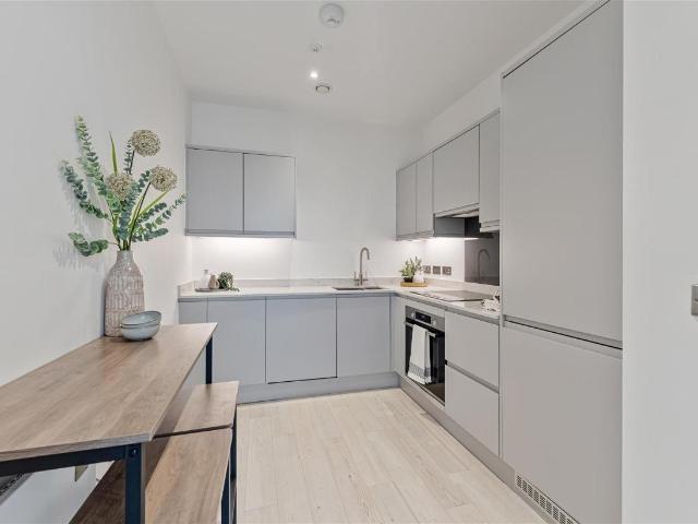 2 bed flat for sale