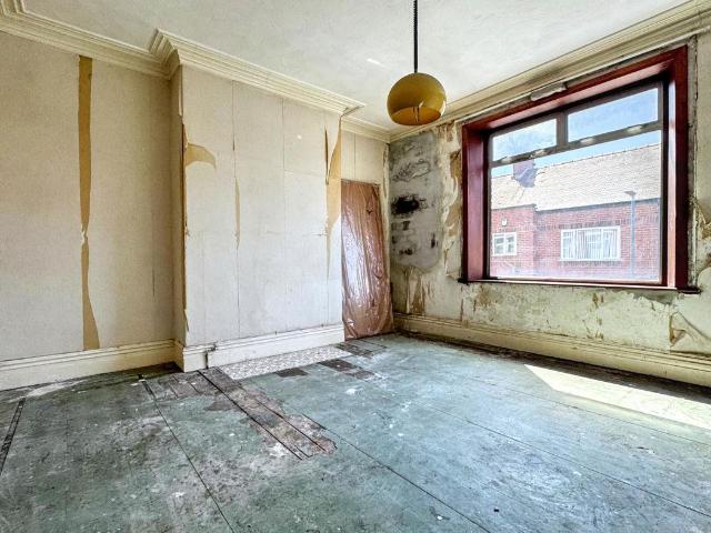 2 bed flat for sale