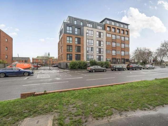 2 bed flat for sale
