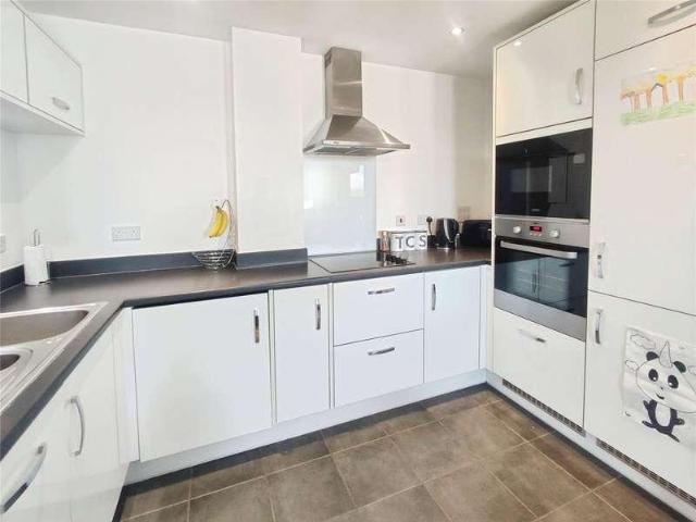 2 bed flat for sale