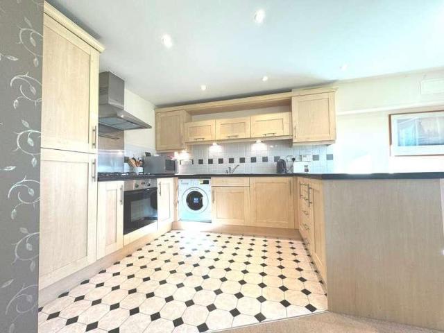 2 bed flat for sale
