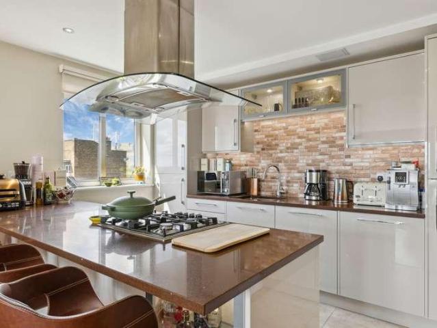 2 bed flat for sale