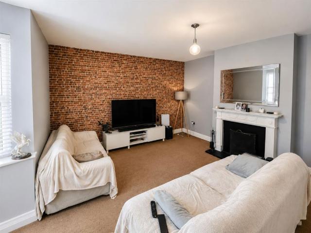 2 bed flat for sale
