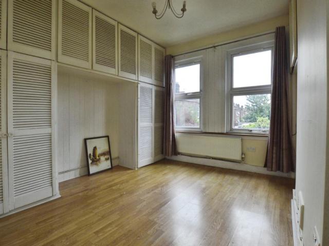 2 bed flat for sale
