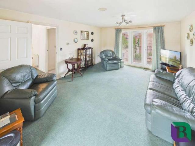 2 bed flat for sale