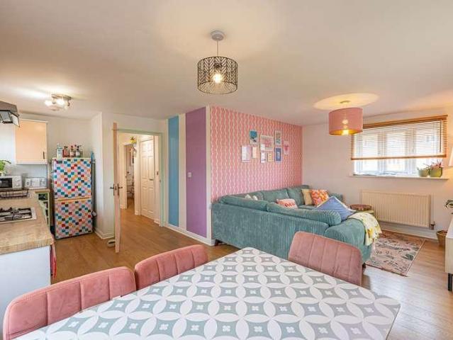 2 bed flat for sale