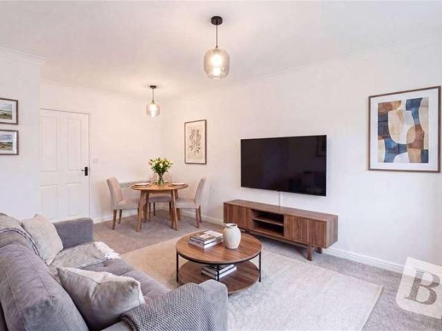 2 bed flat for sale