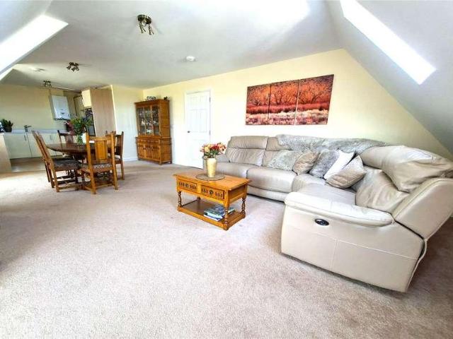 2 bed flat for sale