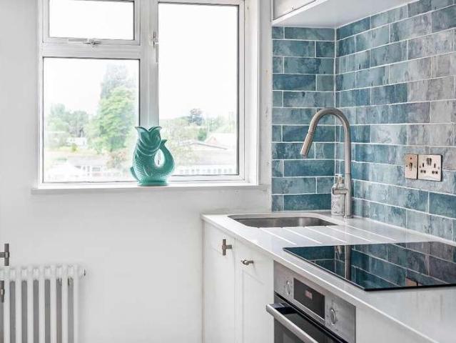 2 bed flat for sale
