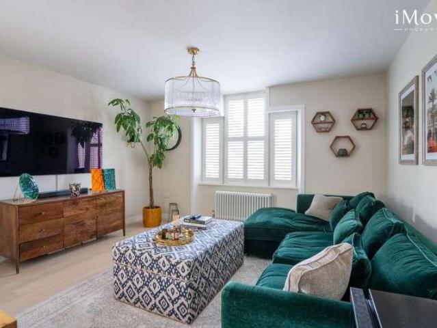 2 bed flat for sale