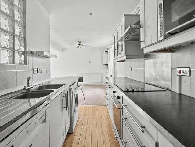 2 bed flat for sale
