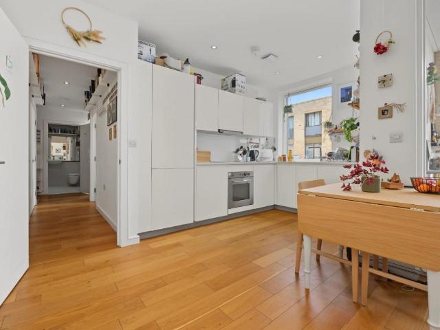 2 bed flat for sale