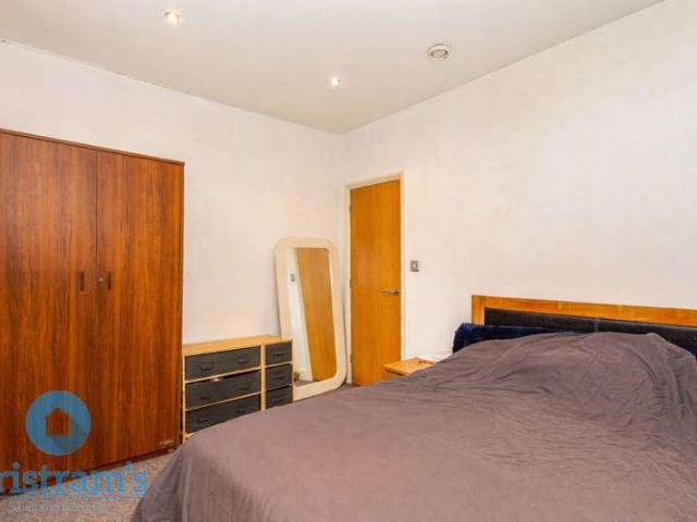 2 bed flat for sale
