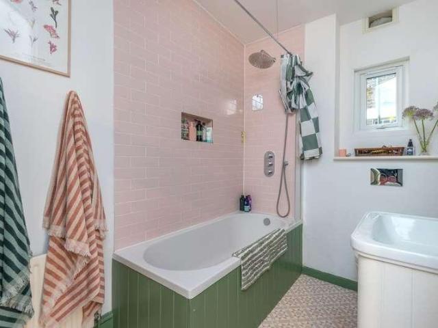 2 bed flat for sale