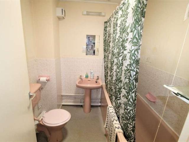 2 bed flat for sale