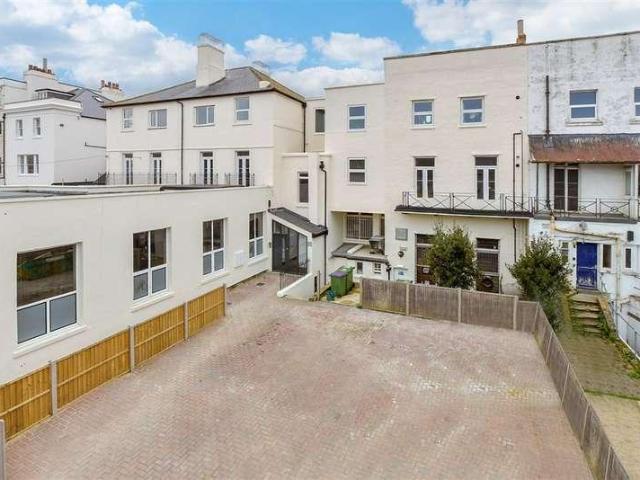 2 bed flat for sale