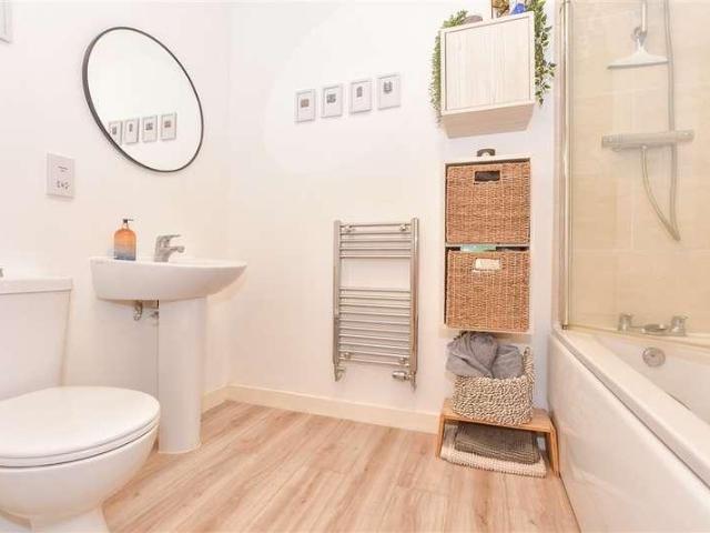 2 bed flat for sale