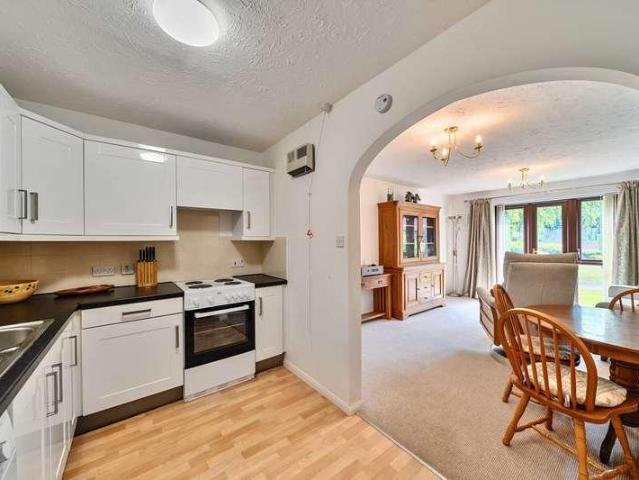 2 bed flat for sale