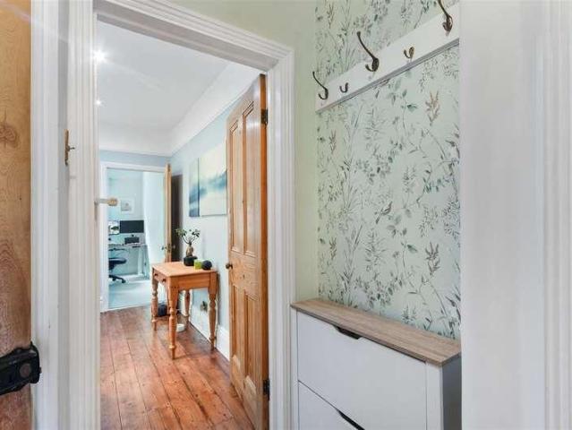 2 bed flat for sale