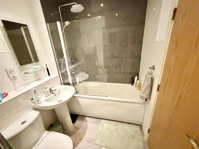 2 bed flat for sale
