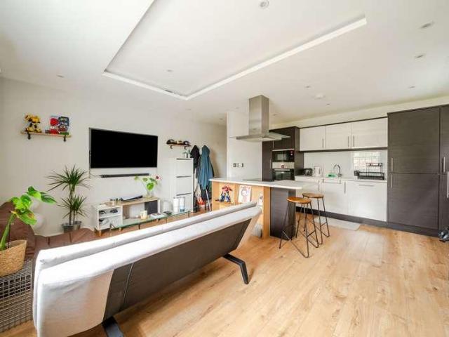 2 bed flat for sale