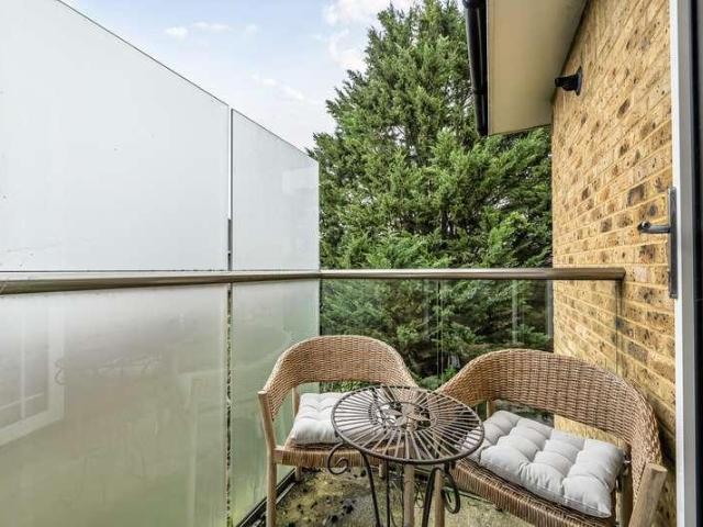 2 bed flat for sale