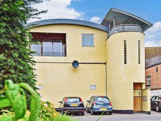 2 bed flat for sale