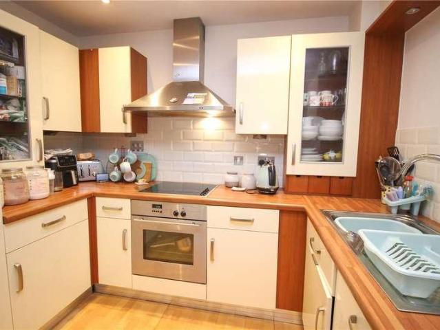 2 bed flat for sale