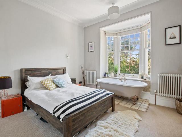 2 bed flat for sale