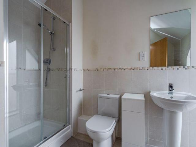 2 bed flat for sale