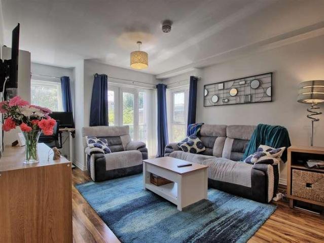 2 bed flat for sale